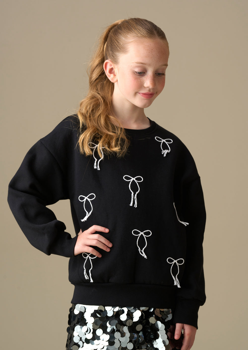 Sweat-shirt noir brodé avec nœud pour filles | Angel & Rocket
